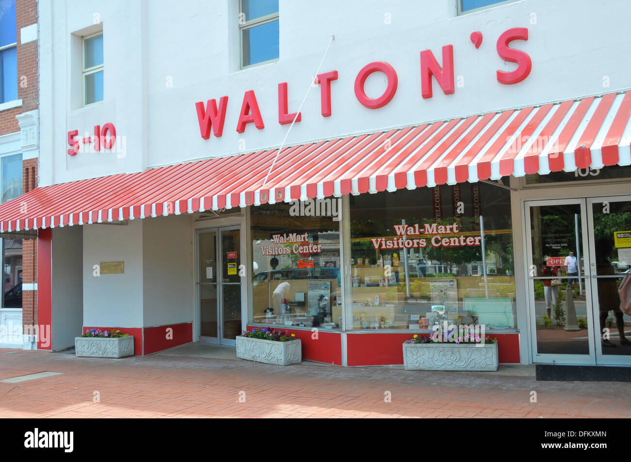 Walmart visitors center hi-res stock photography and images - Alamy