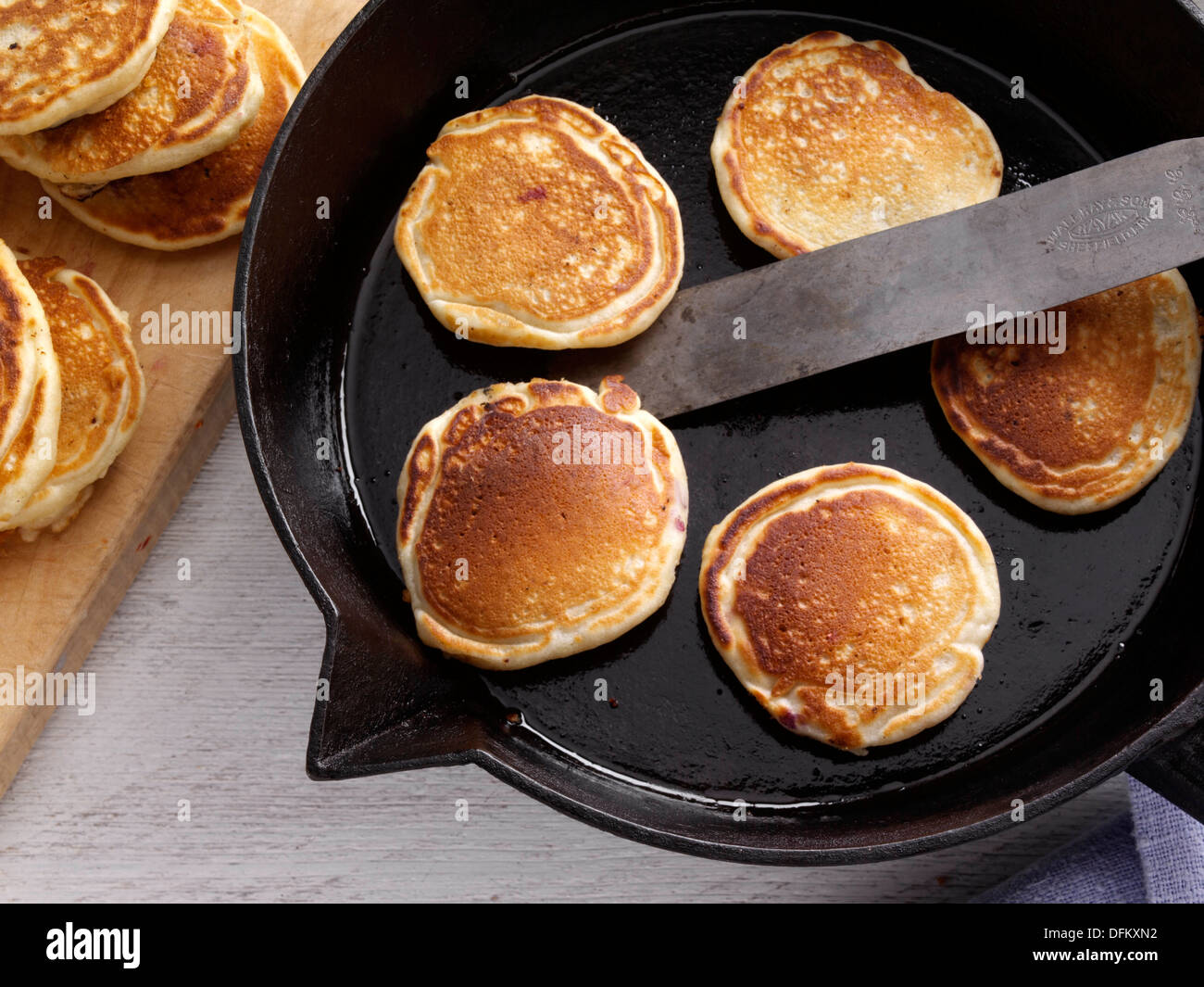 Snap pan hi-res stock photography and images - Alamy