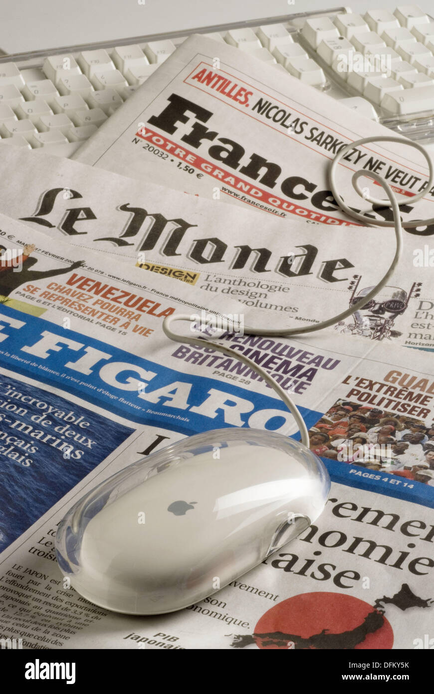 French newspapers figaro monde hi-res stock photography and images - Alamy