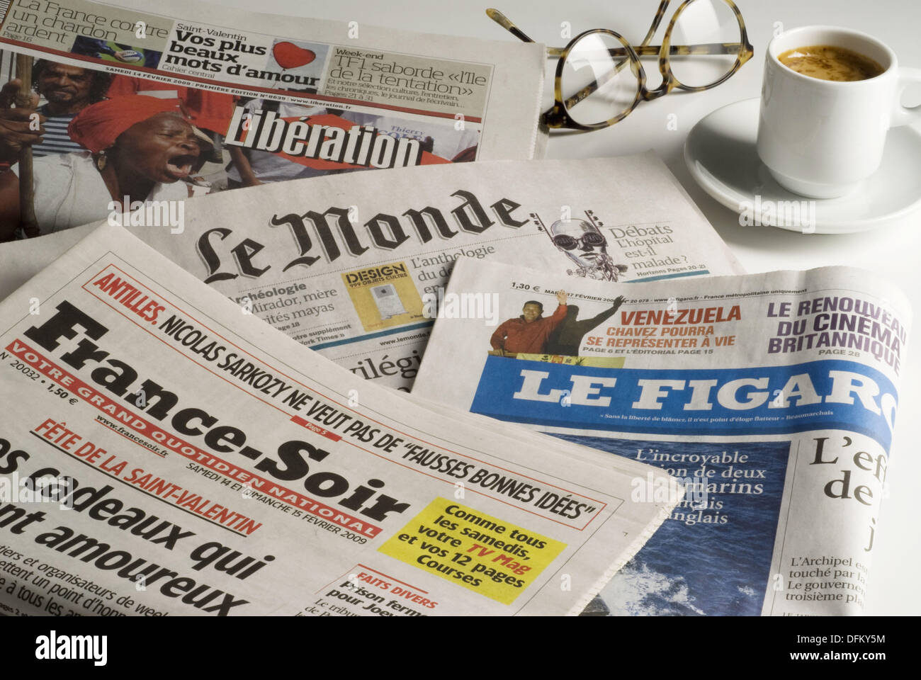 French newspapers figaro monde hi-res stock photography and images - Alamy
