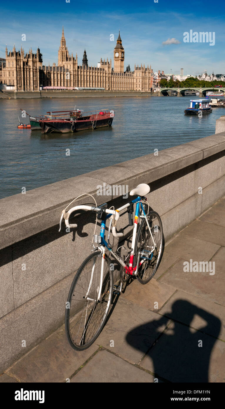Thames path cycling london hi-res stock photography and images - Alamy