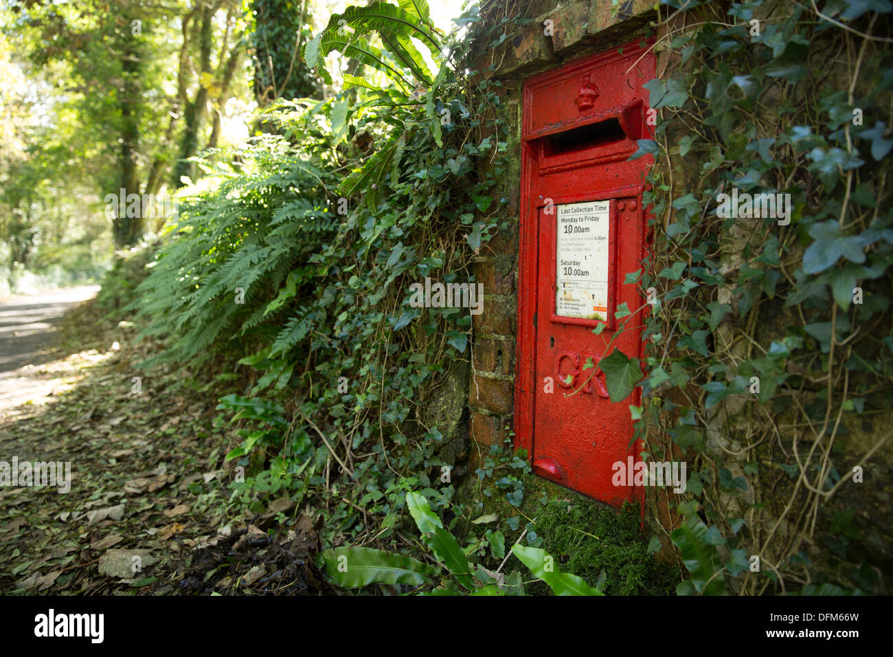 Rural Royal Mail post postbox near Lamorna, Cornwall Stock Photo - Alamy
