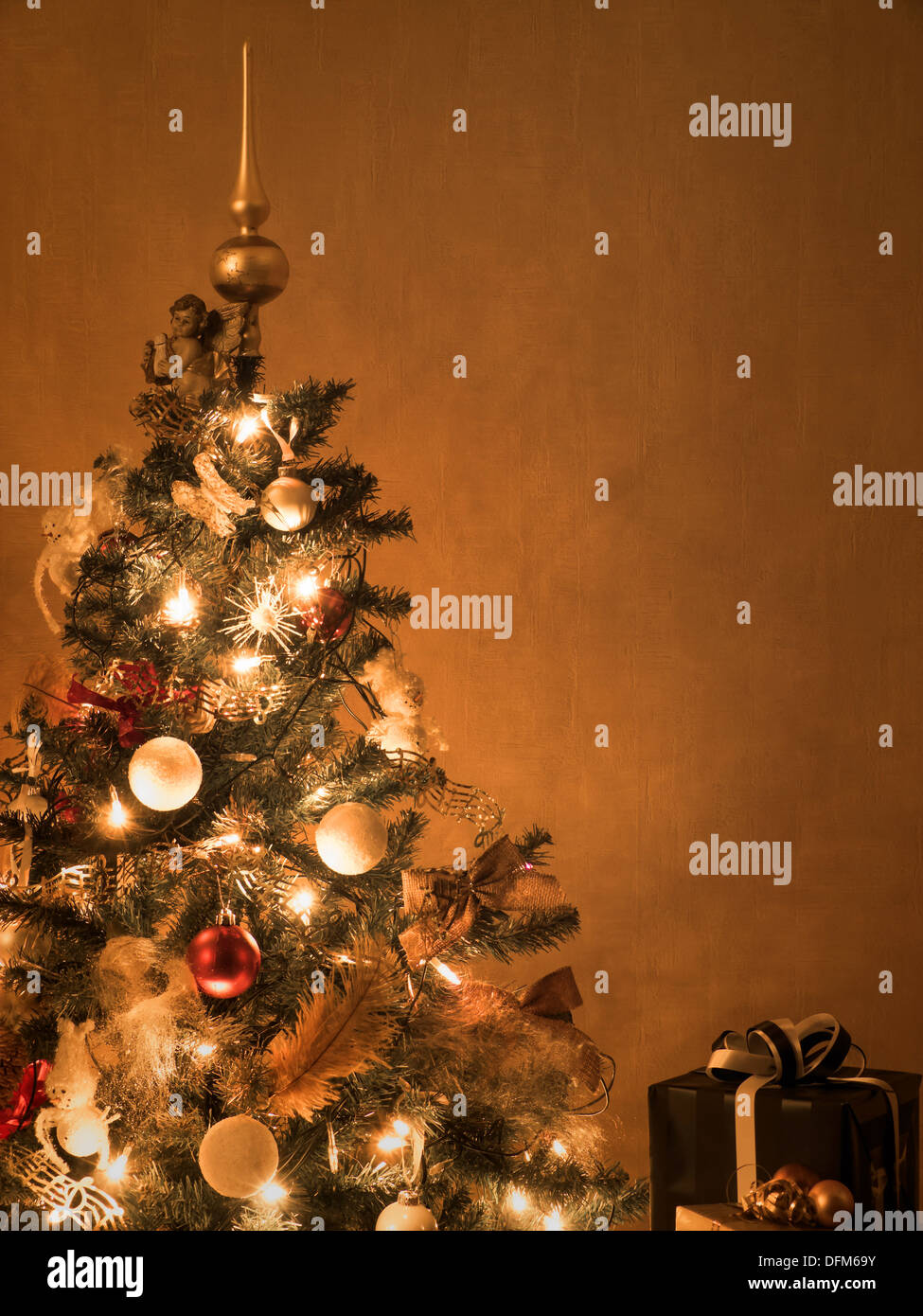 Lit decorated tree hi-res stock photography and images - Alamy