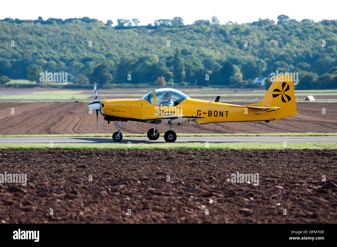 Slingsby T67M Firefly (G-BONT) taxiing at Wellesbourne Airfield Stock ...