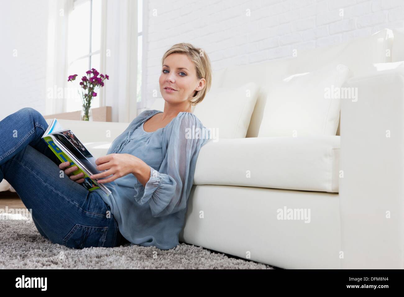 Woman attractive book alone 40 hi-res stock photography and images - Alamy