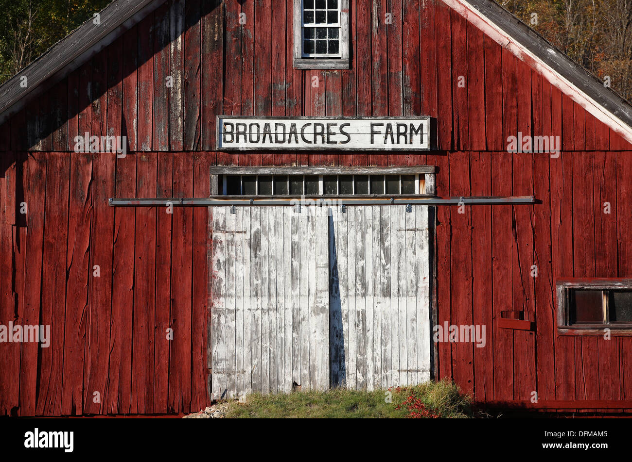 White barn door hi-res stock photography and images - Alamy
