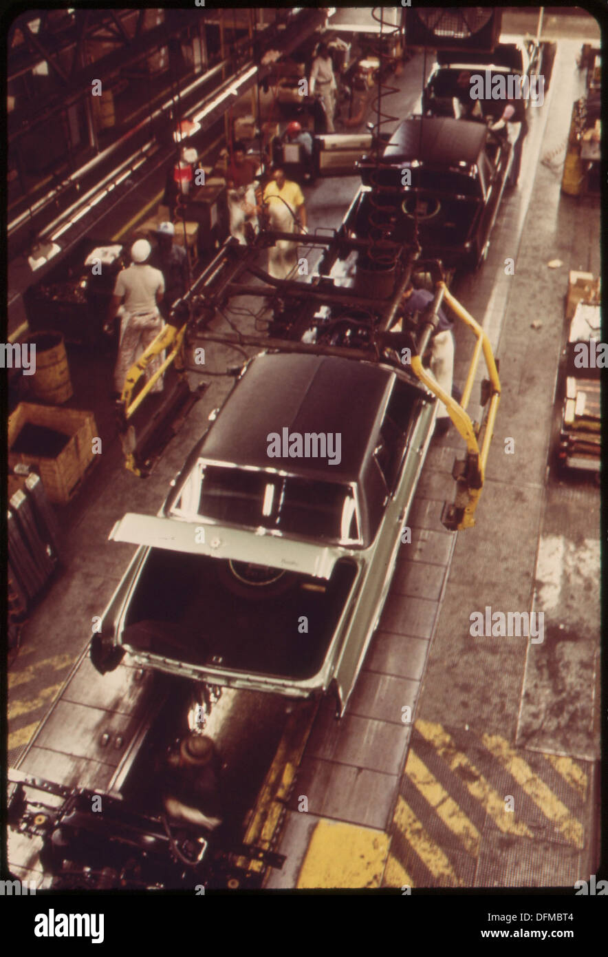 20th century car assembly line hi-res stock photography and images - Alamy
