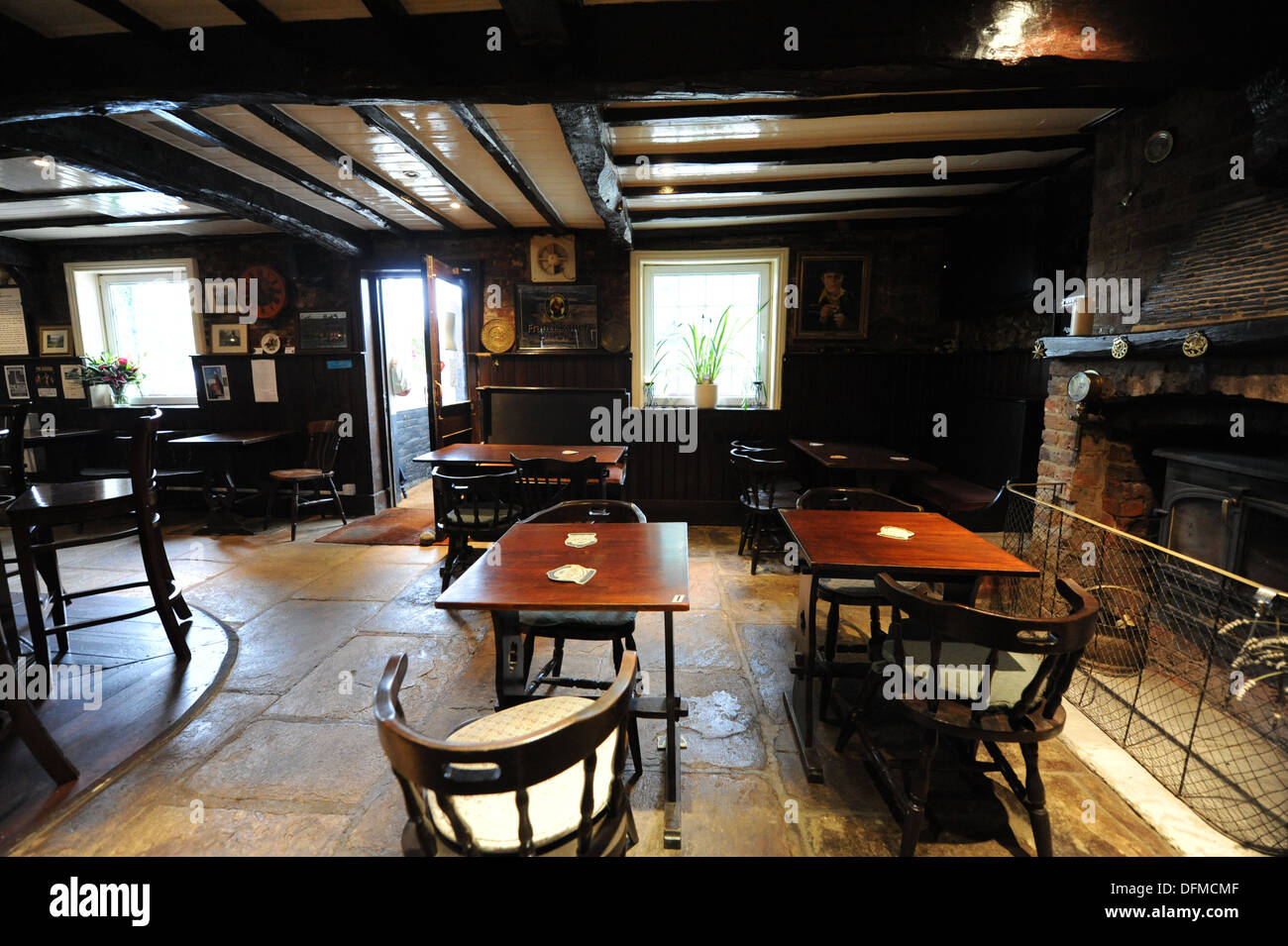 Olde worlde pub hi-res stock photography and images - Alamy