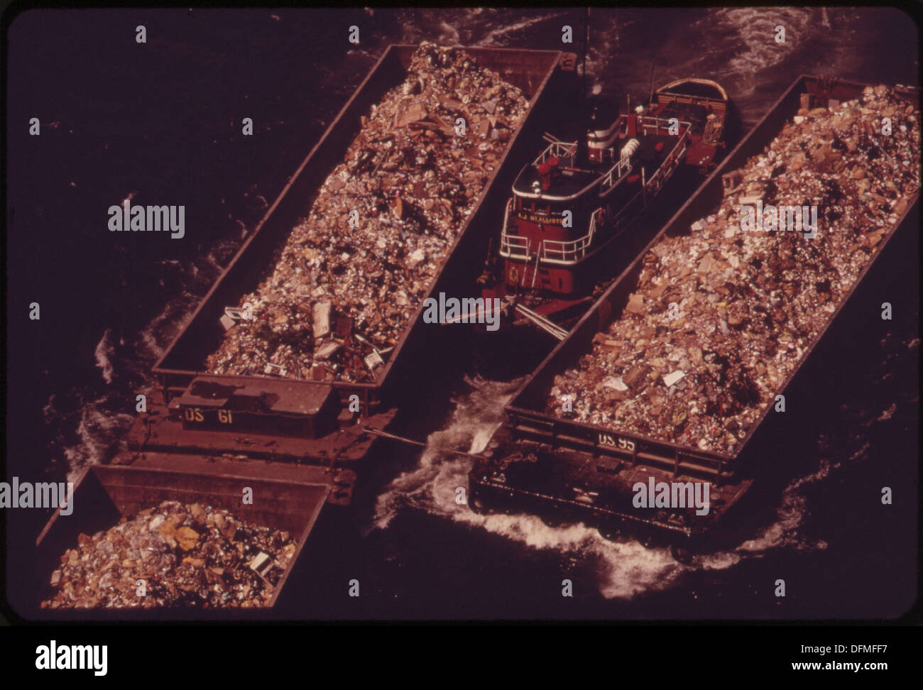 New york city garbage barge hi-res stock photography and images - Alamy
