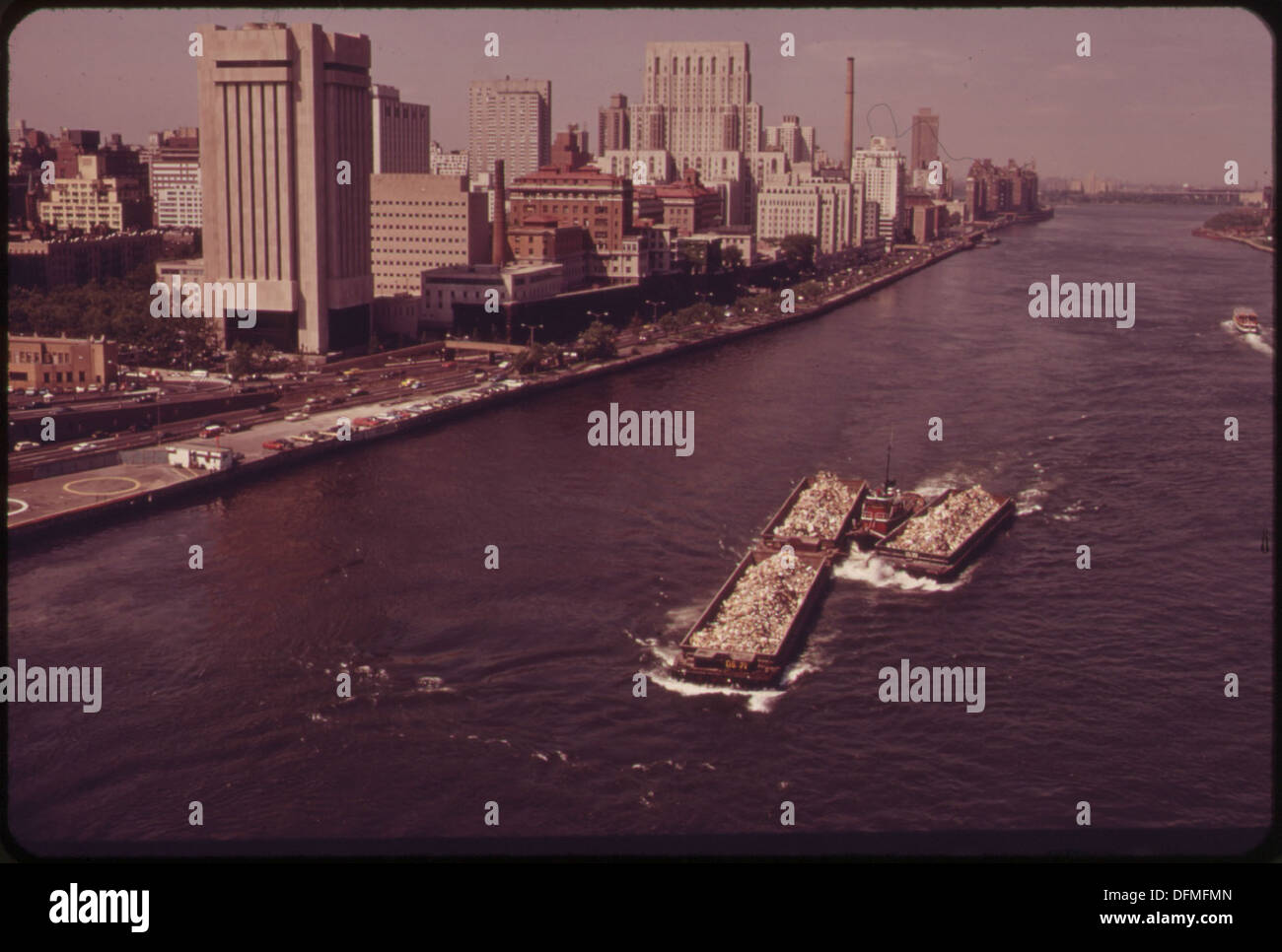 New york city garbage barge hi-res stock photography and images - Alamy