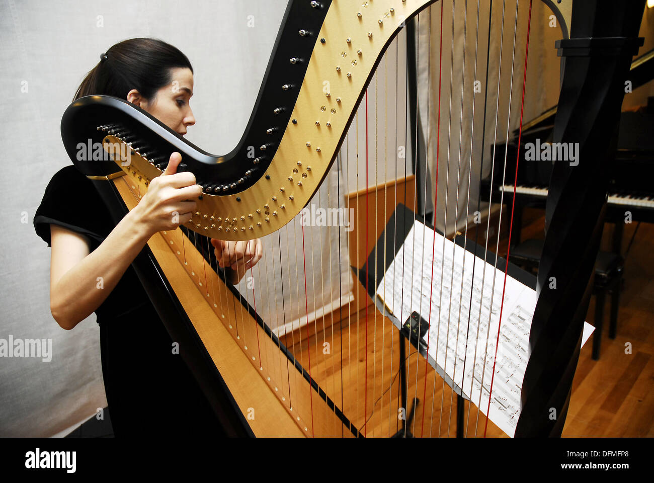 People Playing Harp High Resolution Stock Photography and Images - Alamy