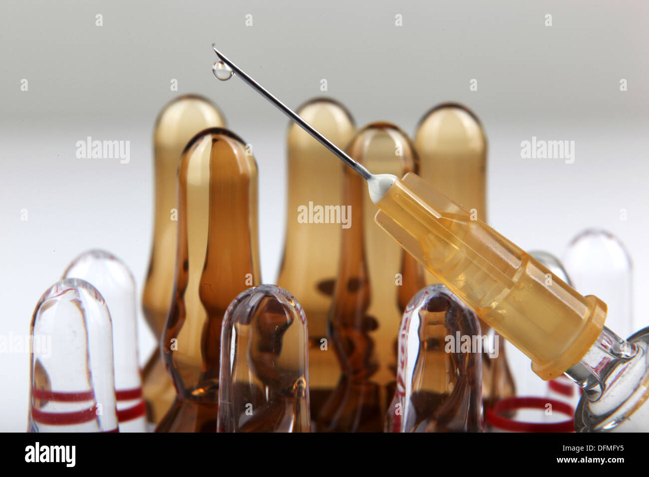 Medicine Vials And Syringe Stock Photo - Alamy