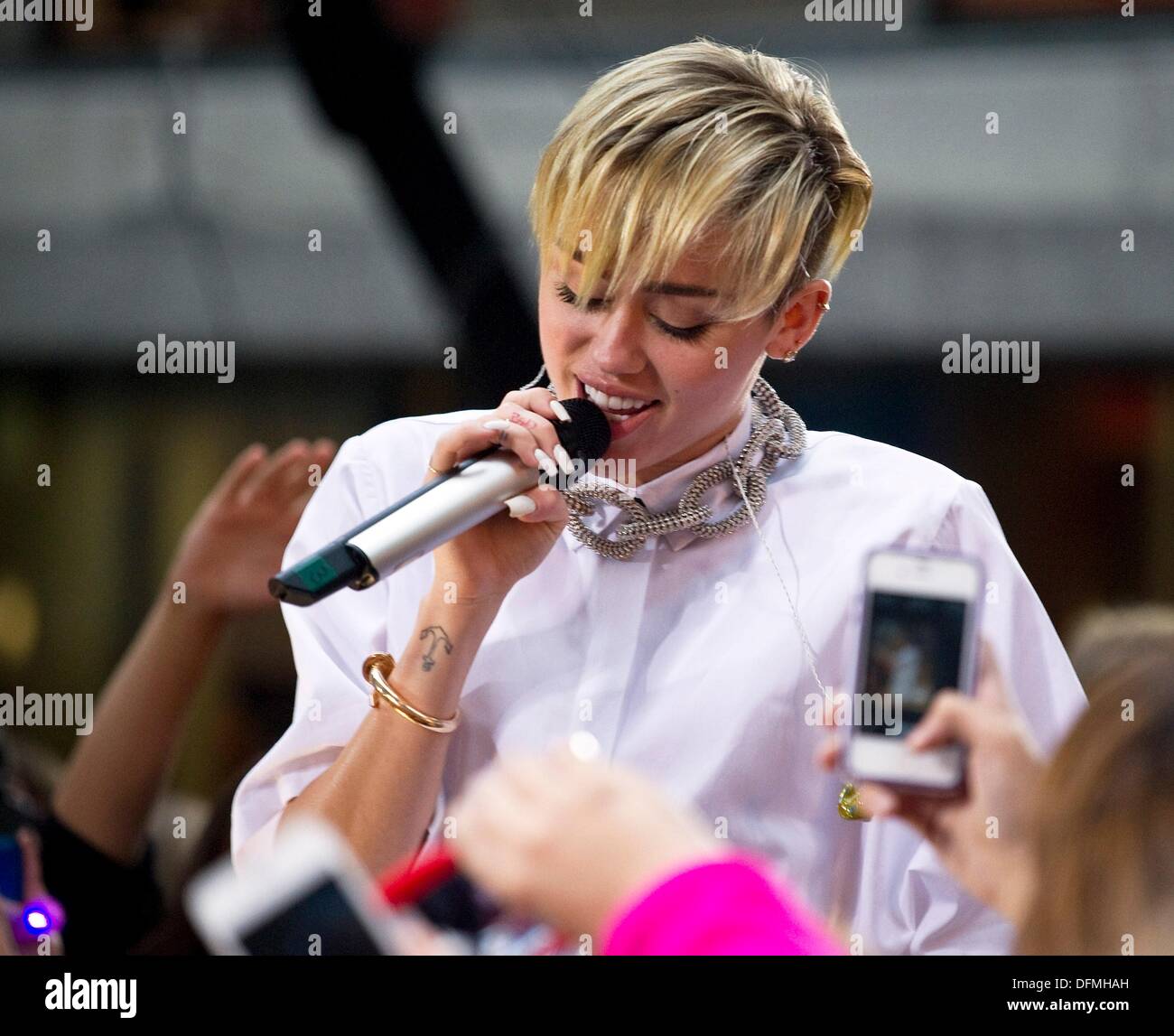 New York, NY, USA. 7th Oct, 2013. Miley Cyrus on stage for NBC Today ...