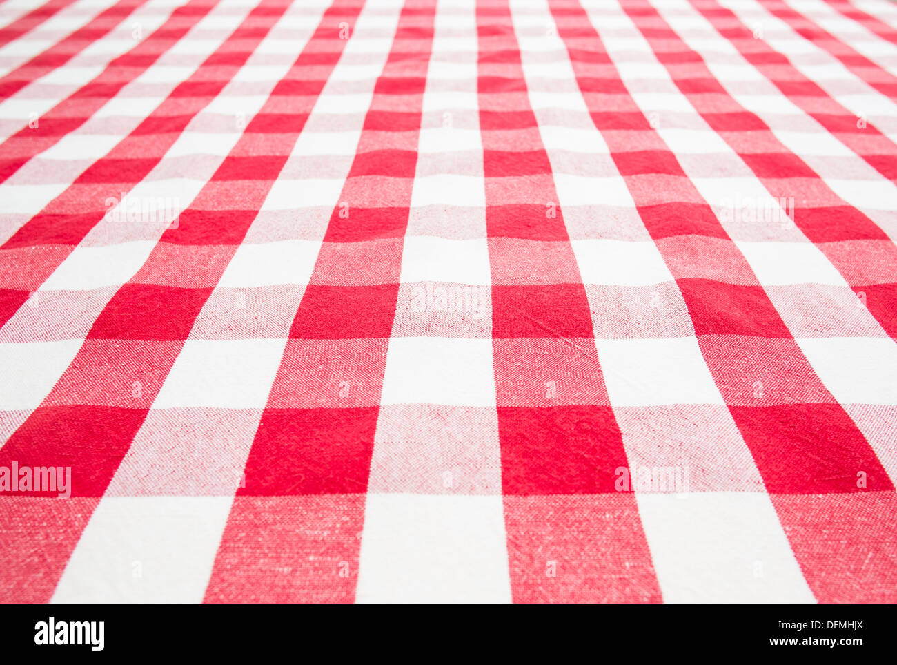 Gingham tablecloth hi-res stock photography and images - Alamy