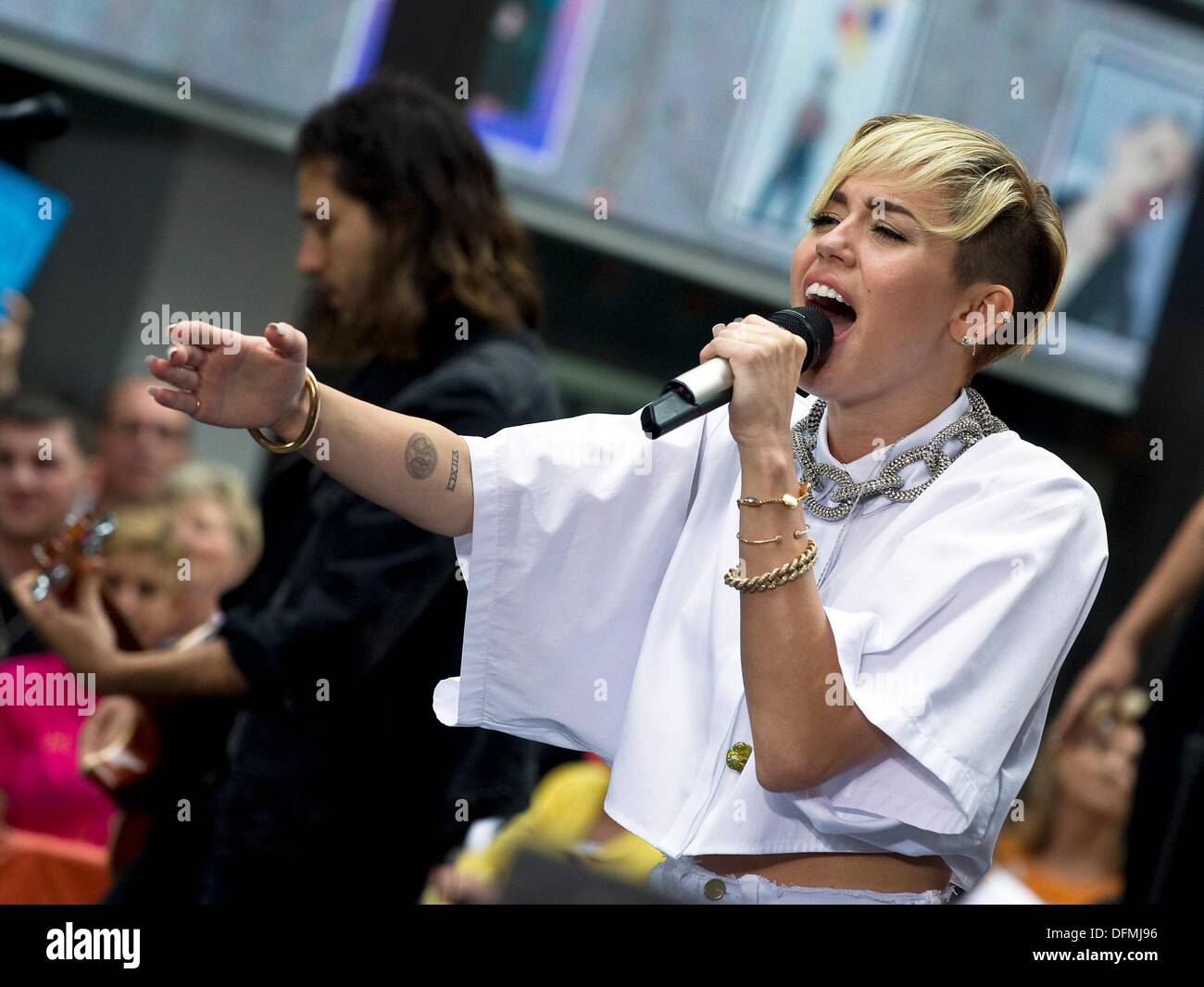 New York, NY, USA. 7th Oct, 2013. Miley Cyrus on stage for NBC Today ...