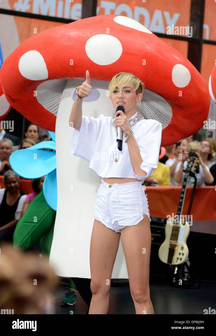 New York, NY, USA. 7th Oct, 2013. Miley Cyrus on stage for NBC Today ...