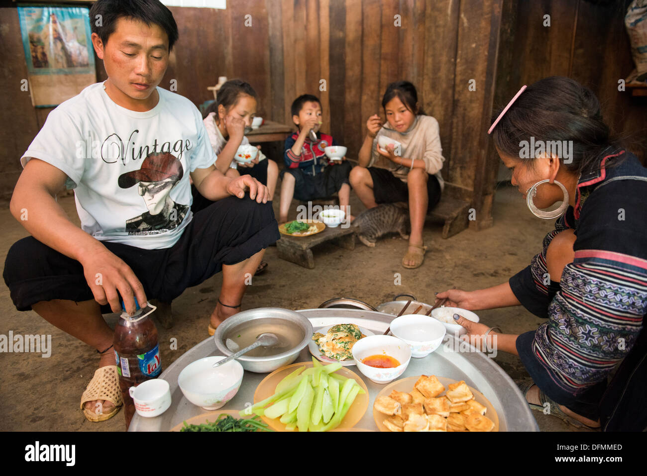 Hmong family hi-res stock photography and images - Alamy