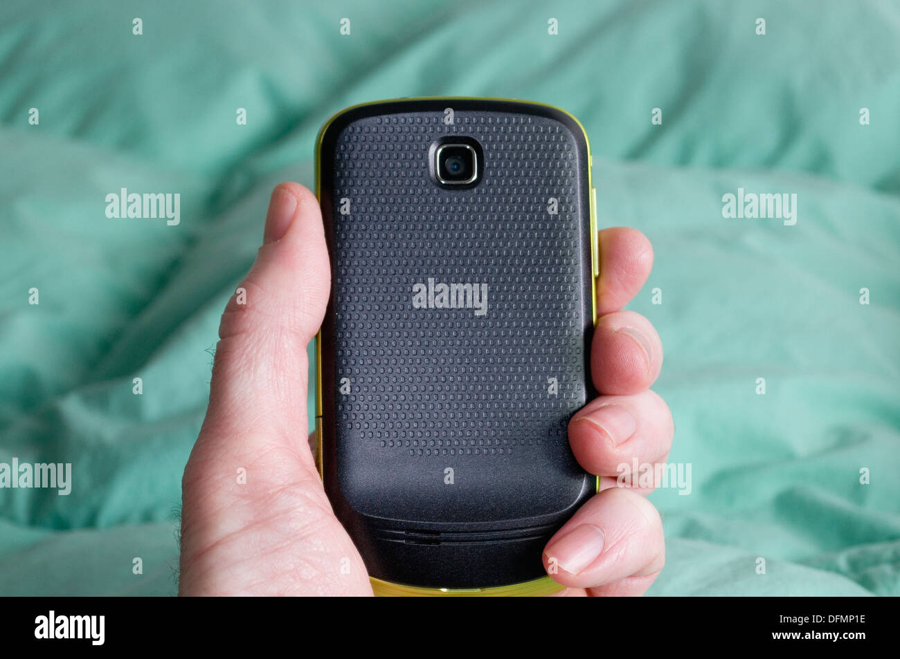 hand holding cameraphone Stock Photo - Alamy