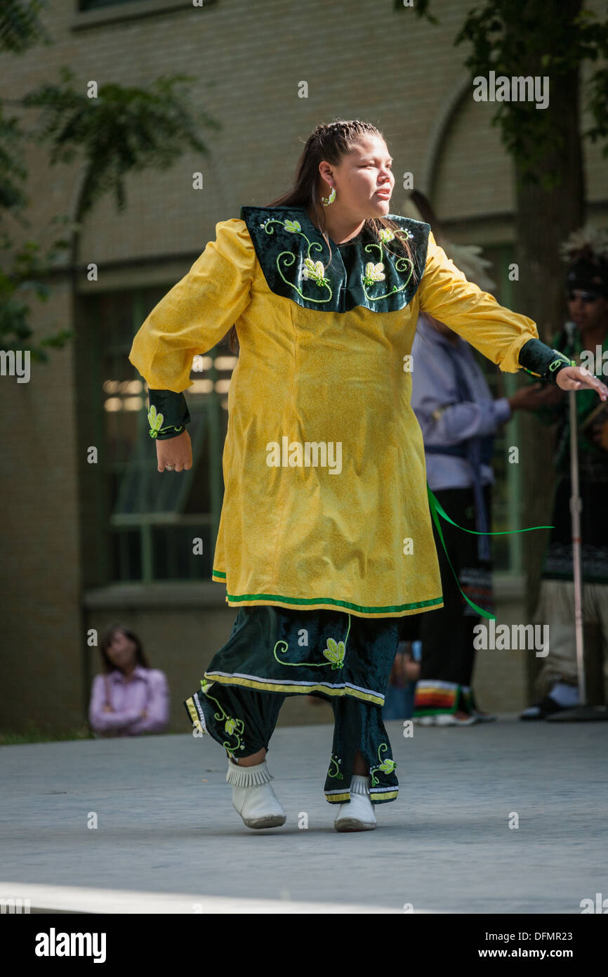 Iroquois woman hi-res stock photography and images - Alamy