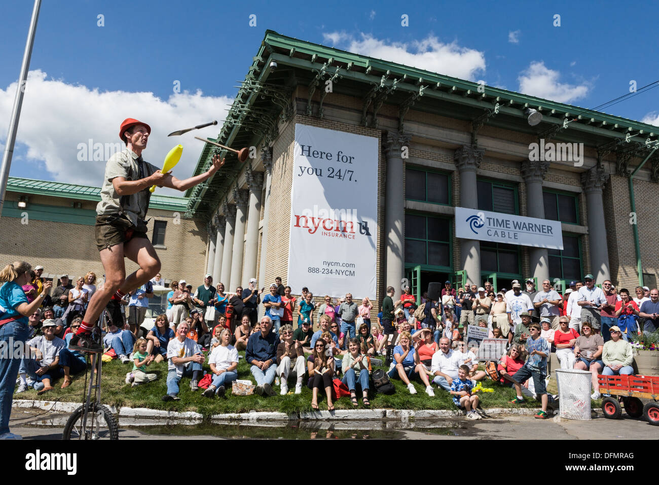 Juggler show hi-res stock photography and images - Alamy