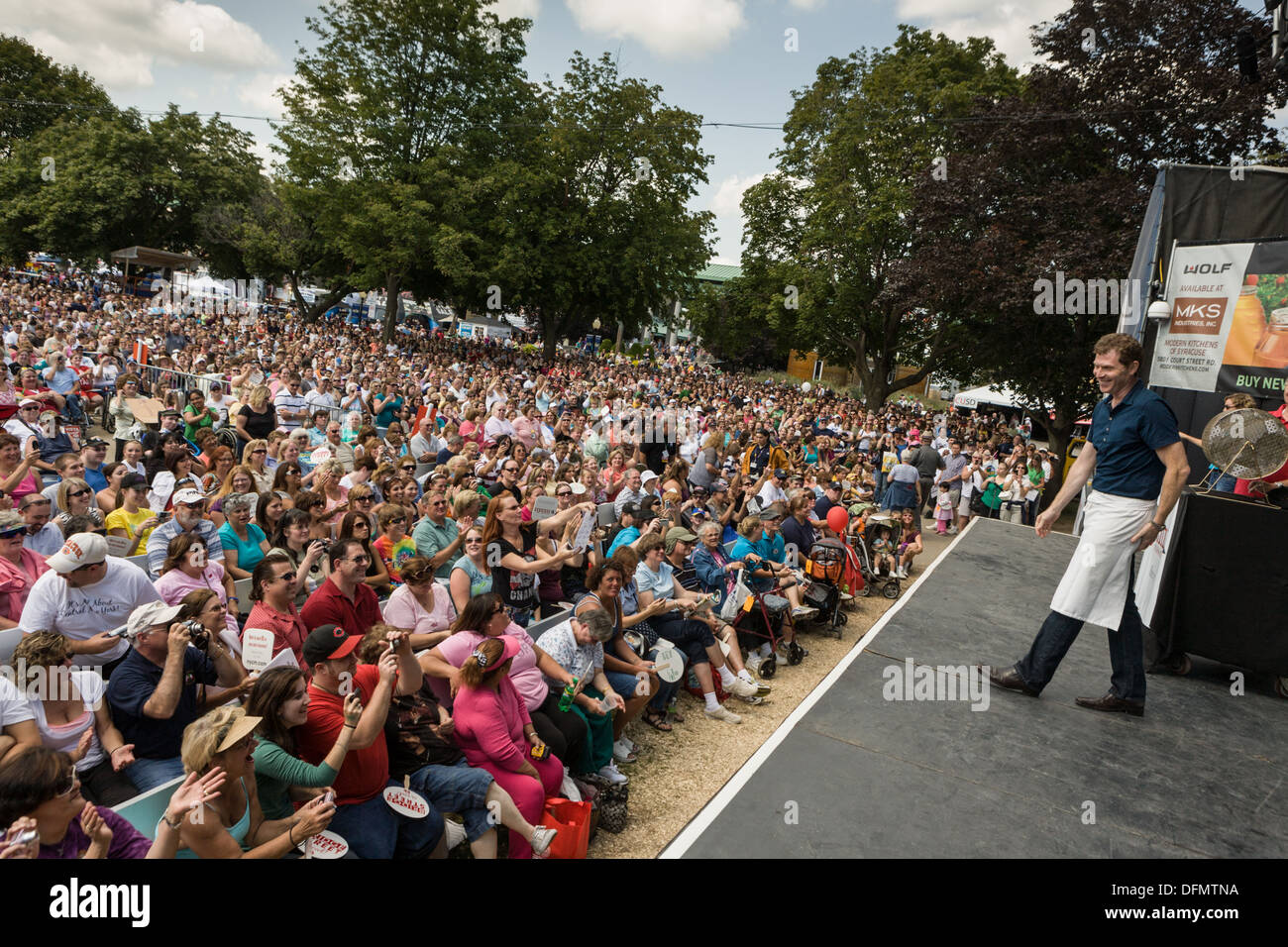 Bobby flay cooking hi-res stock photography and images - Alamy