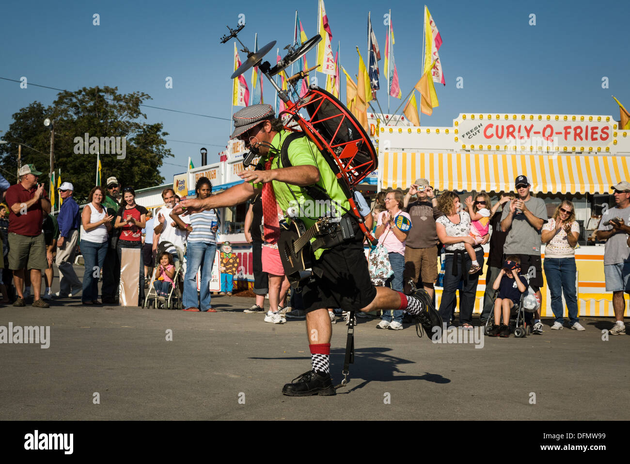 One man band hi-res stock photography and images - Alamy