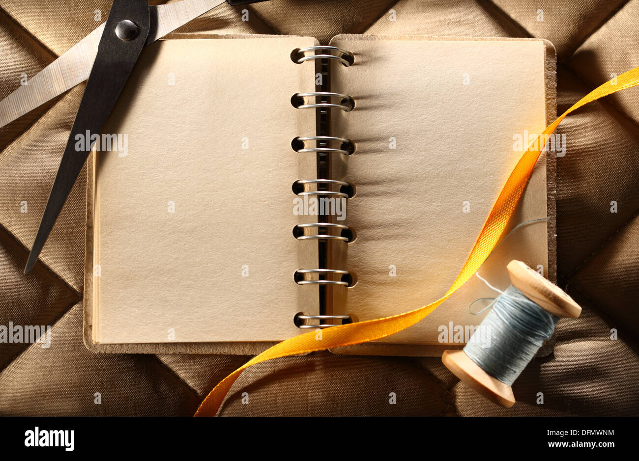 Reel thread scissors background hi-res stock photography and images - Alamy