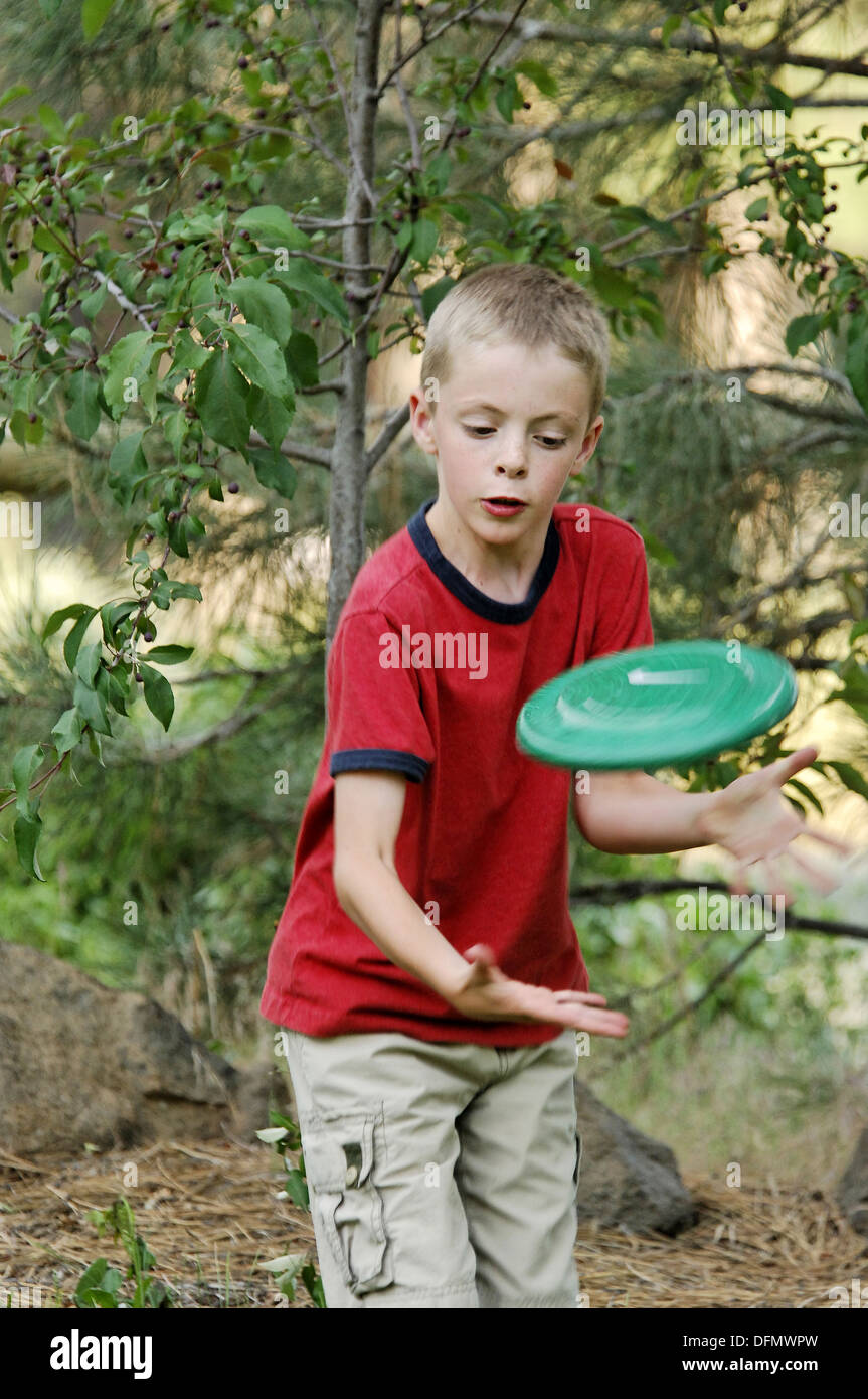 Children throwing frisbee hi-res stock photography and images - Alamy