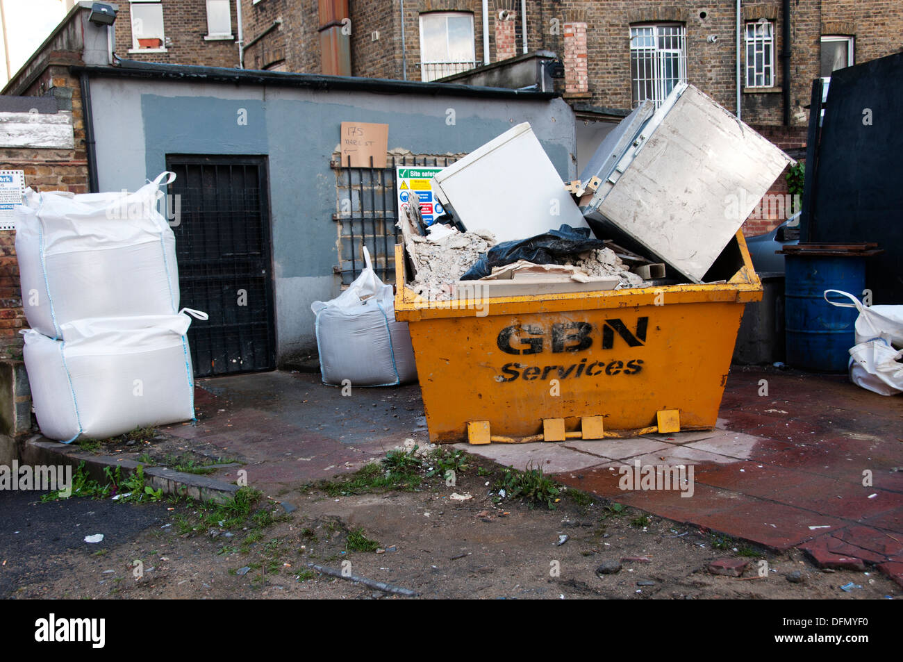 Rubbish skip hi-res stock photography and images - Alamy