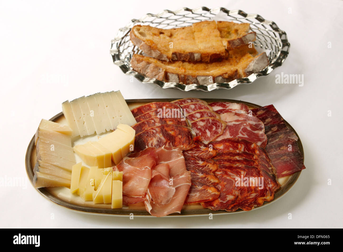 Tabla embutidos quesos hi-res stock photography and images - Alamy