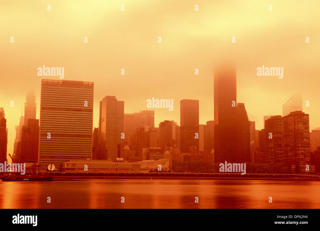 Storm over manhattan skyline hi-res stock photography and images - Alamy