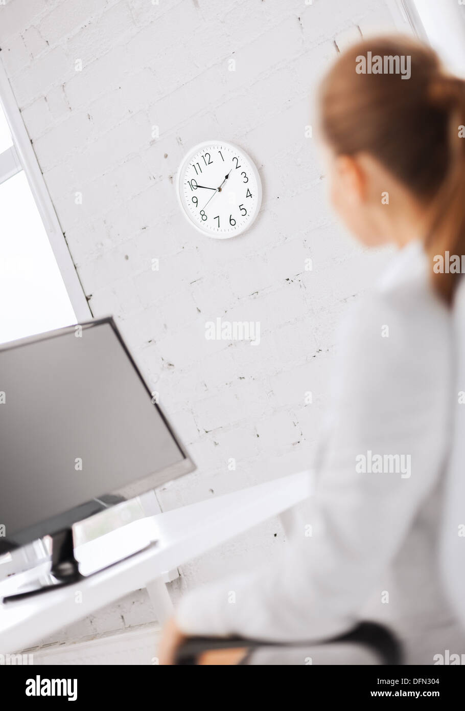 Looking bored in office clock hi-res stock photography and images - Alamy