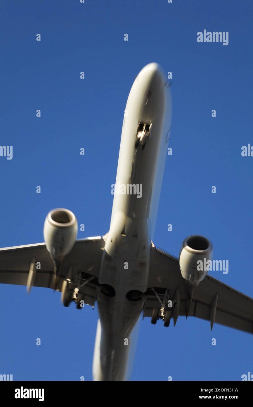 Airplane vertical flight hi-res stock photography and images - Alamy