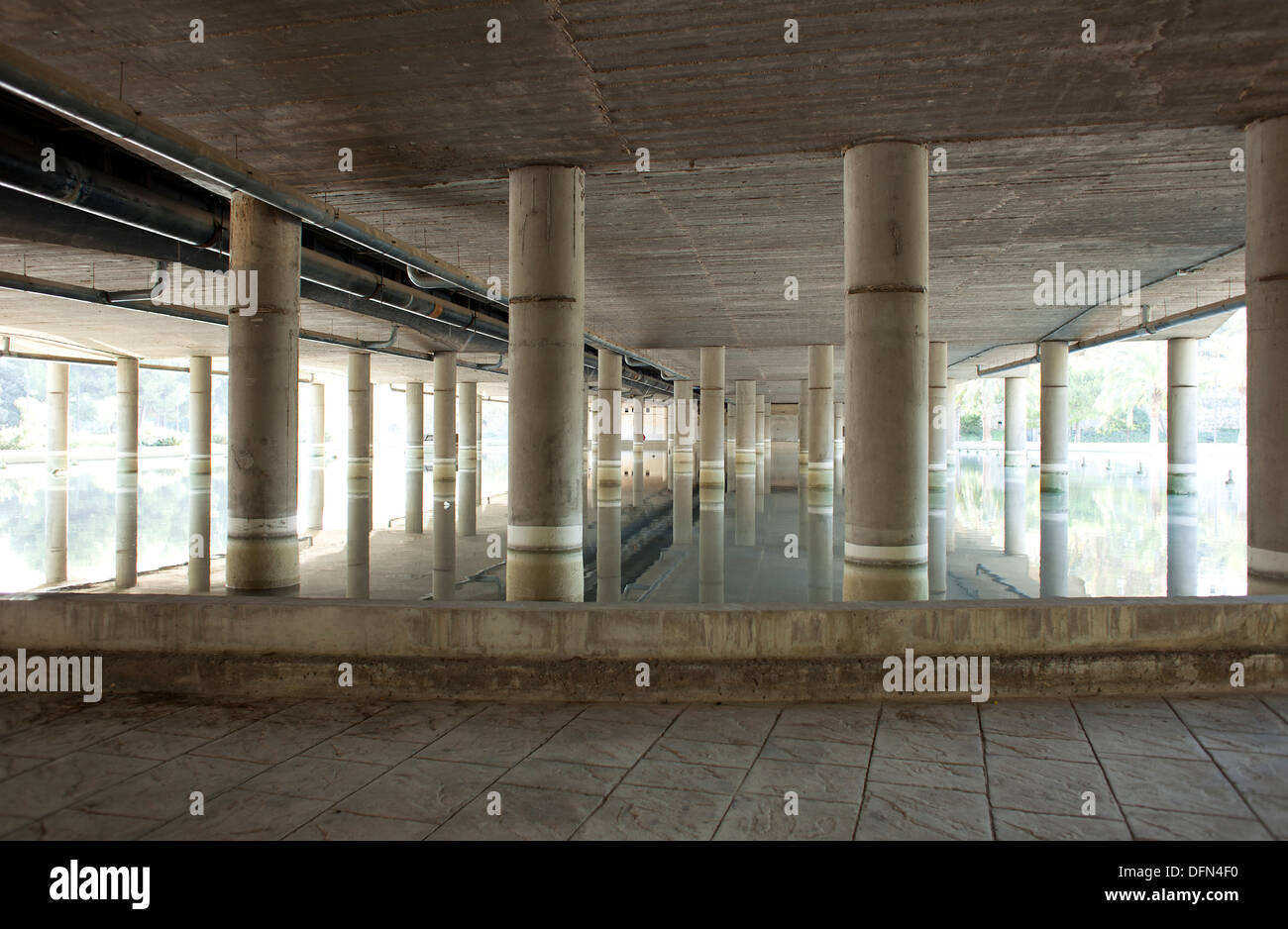 Columns under hi-res stock photography and images - Alamy