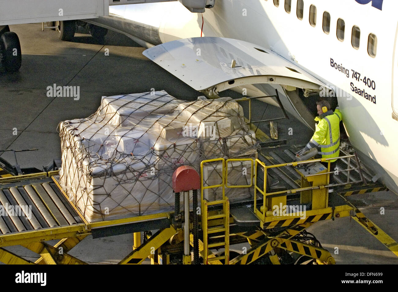 Aeroplane loading hi-res stock photography and images - Alamy