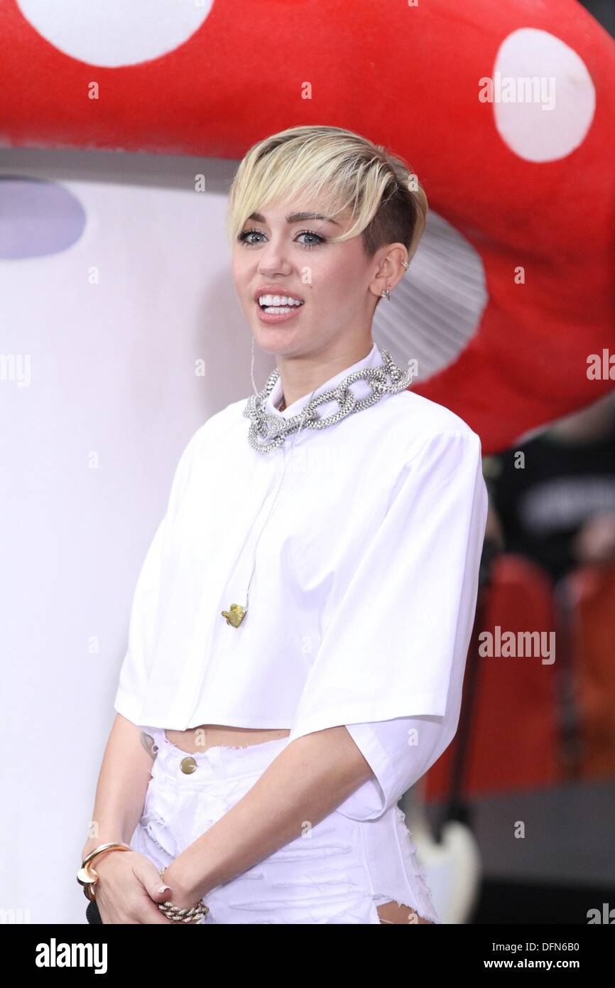New York, NY. 7th Oct, 2013. Miley Cyrus on stage for NBC Today Show ...