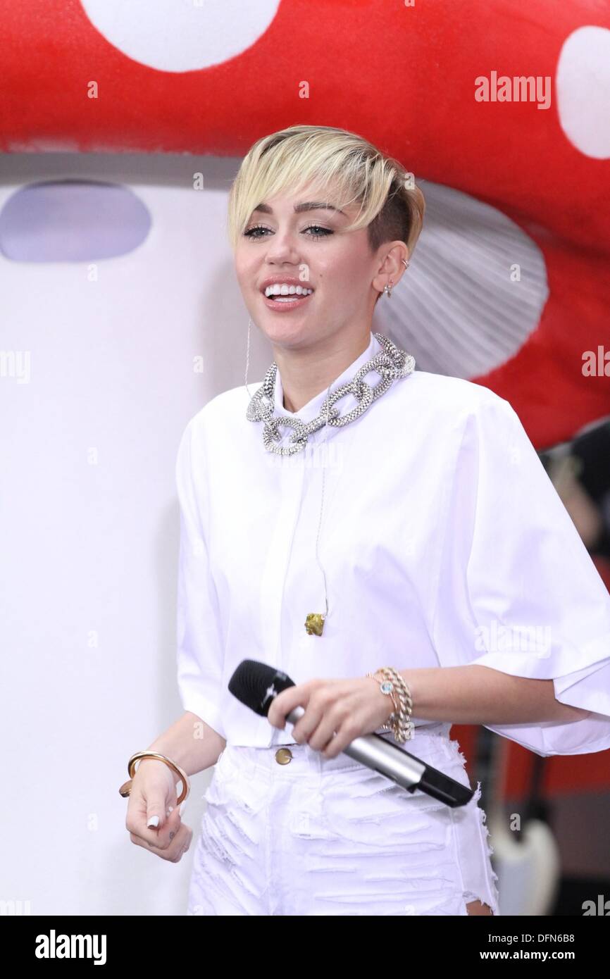 New York, NY. 7th Oct, 2013. Miley Cyrus on stage for NBC Today Show ...