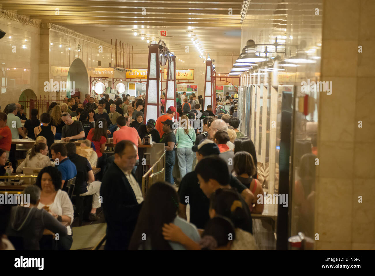 Crowds of burger lovers at the Shake Shack in Grand Central Terminal in ...