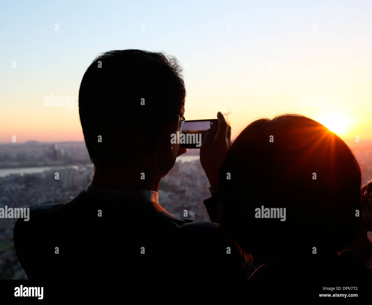 Couple photographing sunset hi-res stock photography and images - Alamy