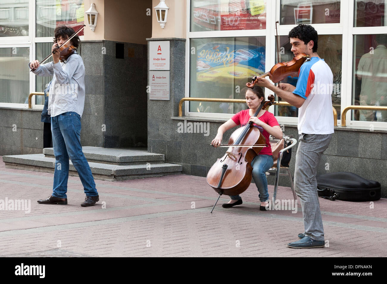 Violinists hi-res stock photography and images - Alamy