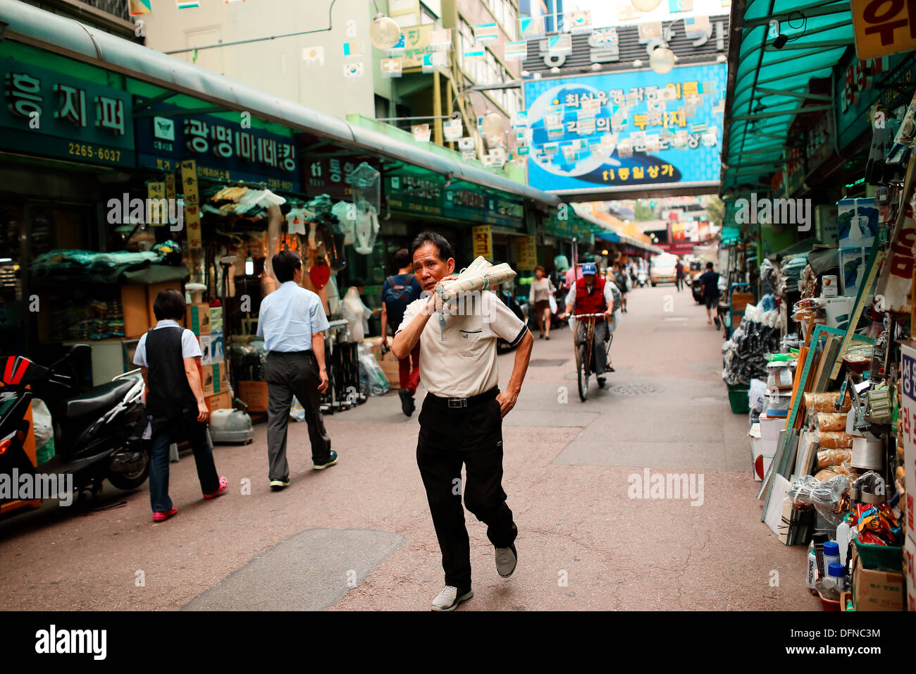 Dongdaemun market hi-res stock photography and images - Alamy
