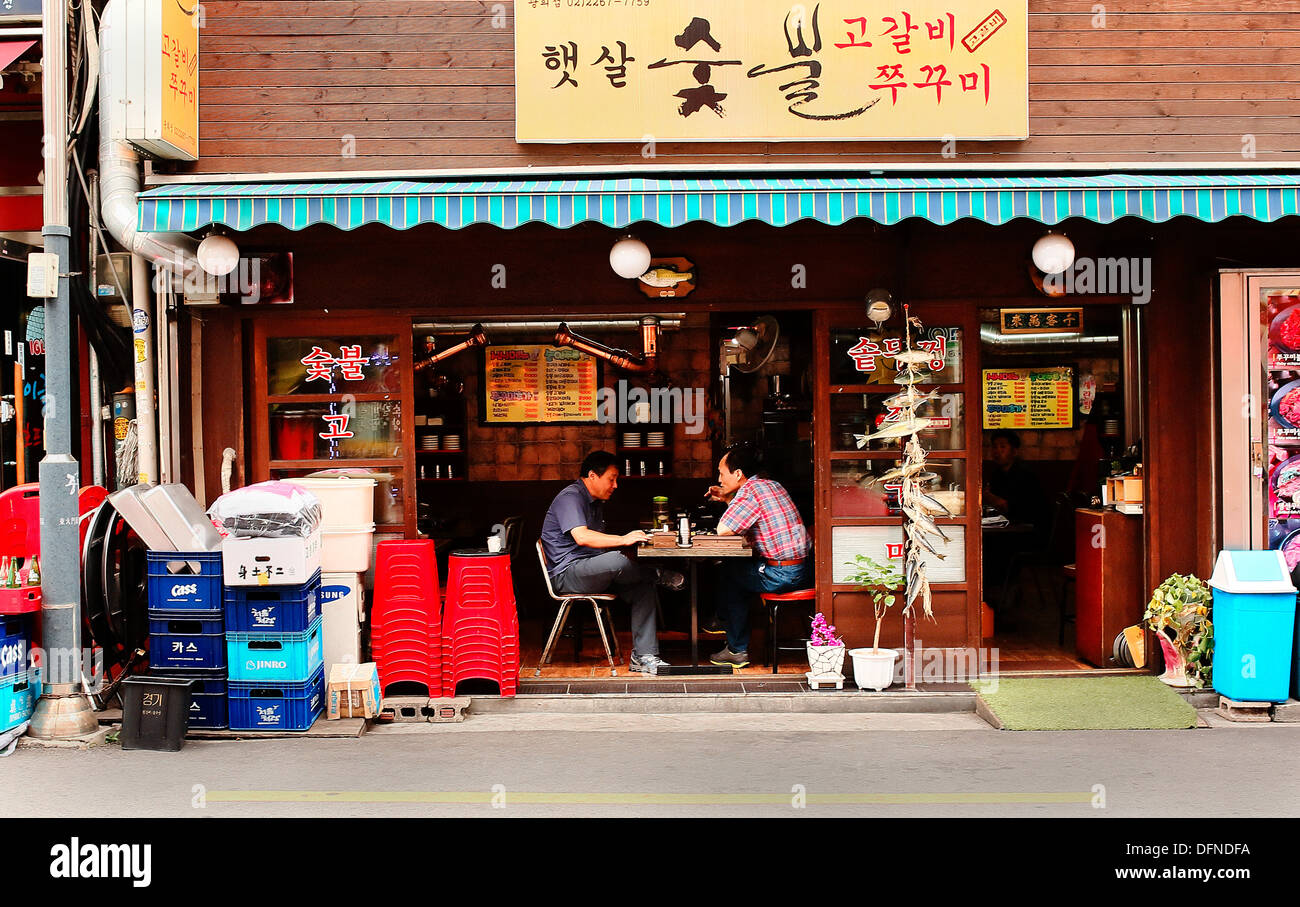 Korea eating restaurant hi-res stock photography and images - Alamy