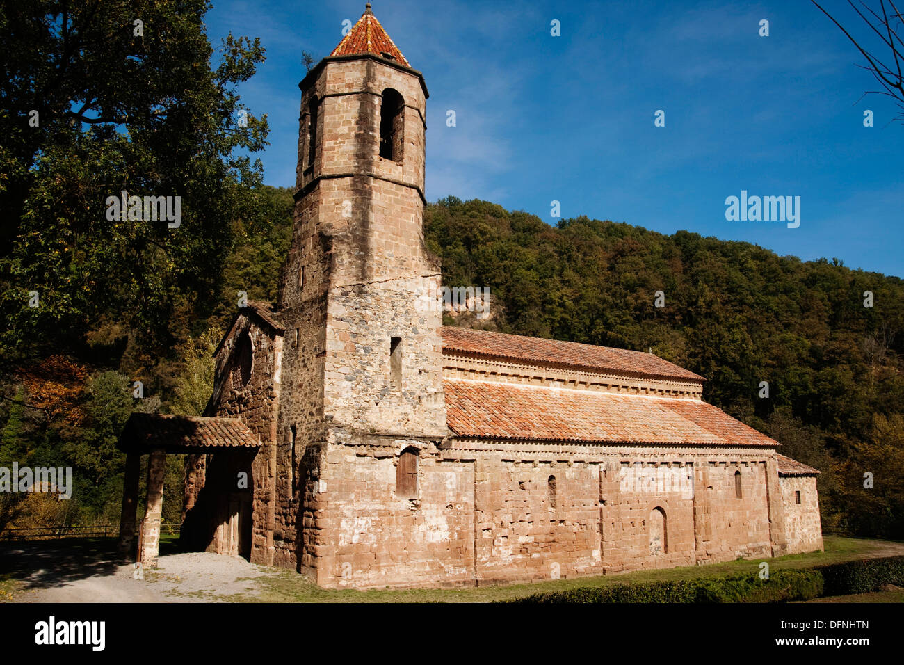 Monasterio románico de Sant Joan les Fonts Siglo XII Benedictino Río ...