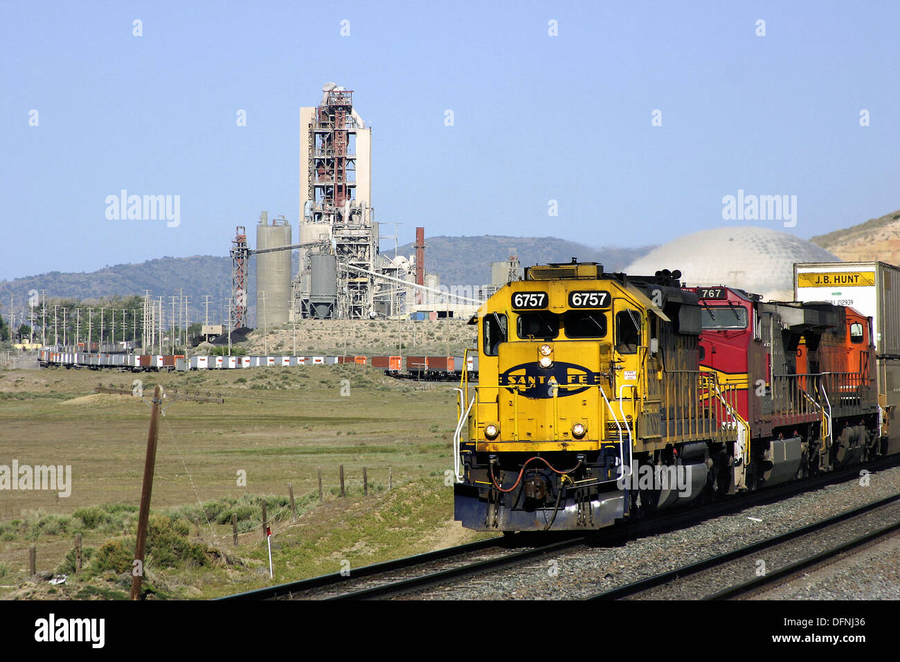 Freight train cement plant usa hi-res stock photography and images - Alamy