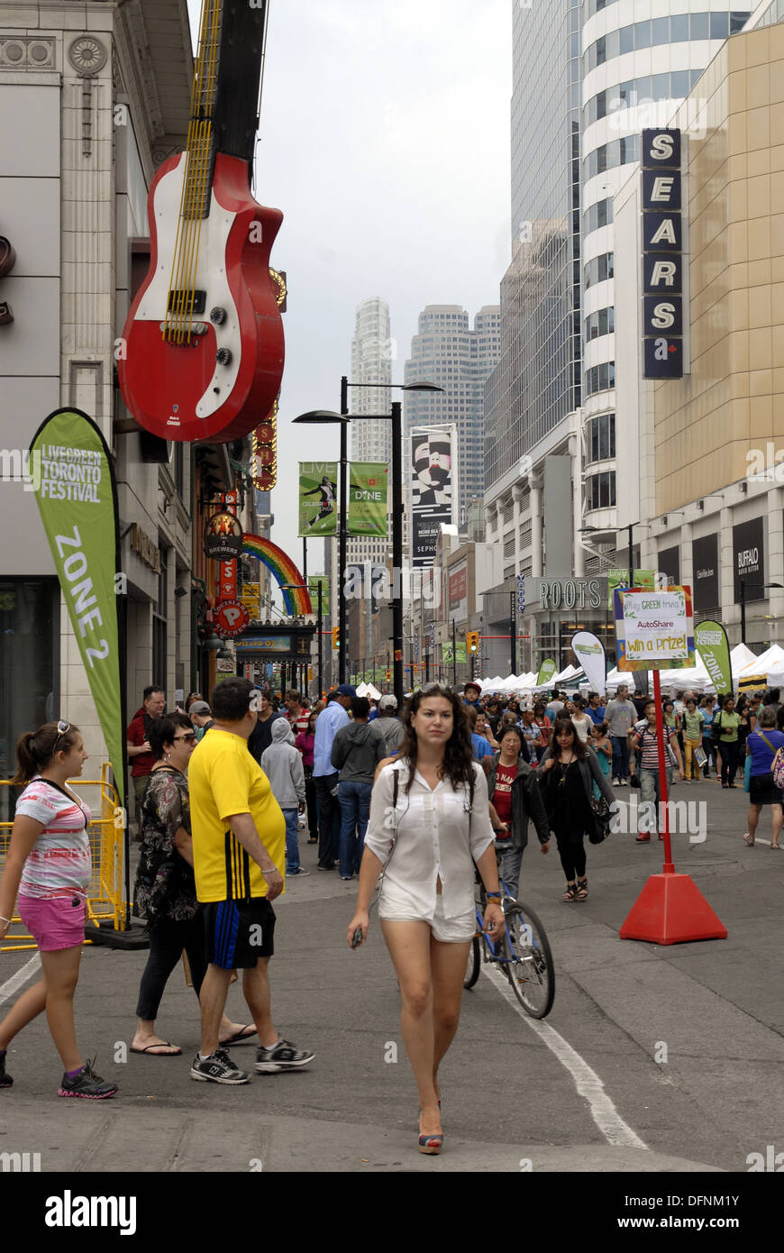 Toronto pedestrians hi-res stock photography and images - Alamy