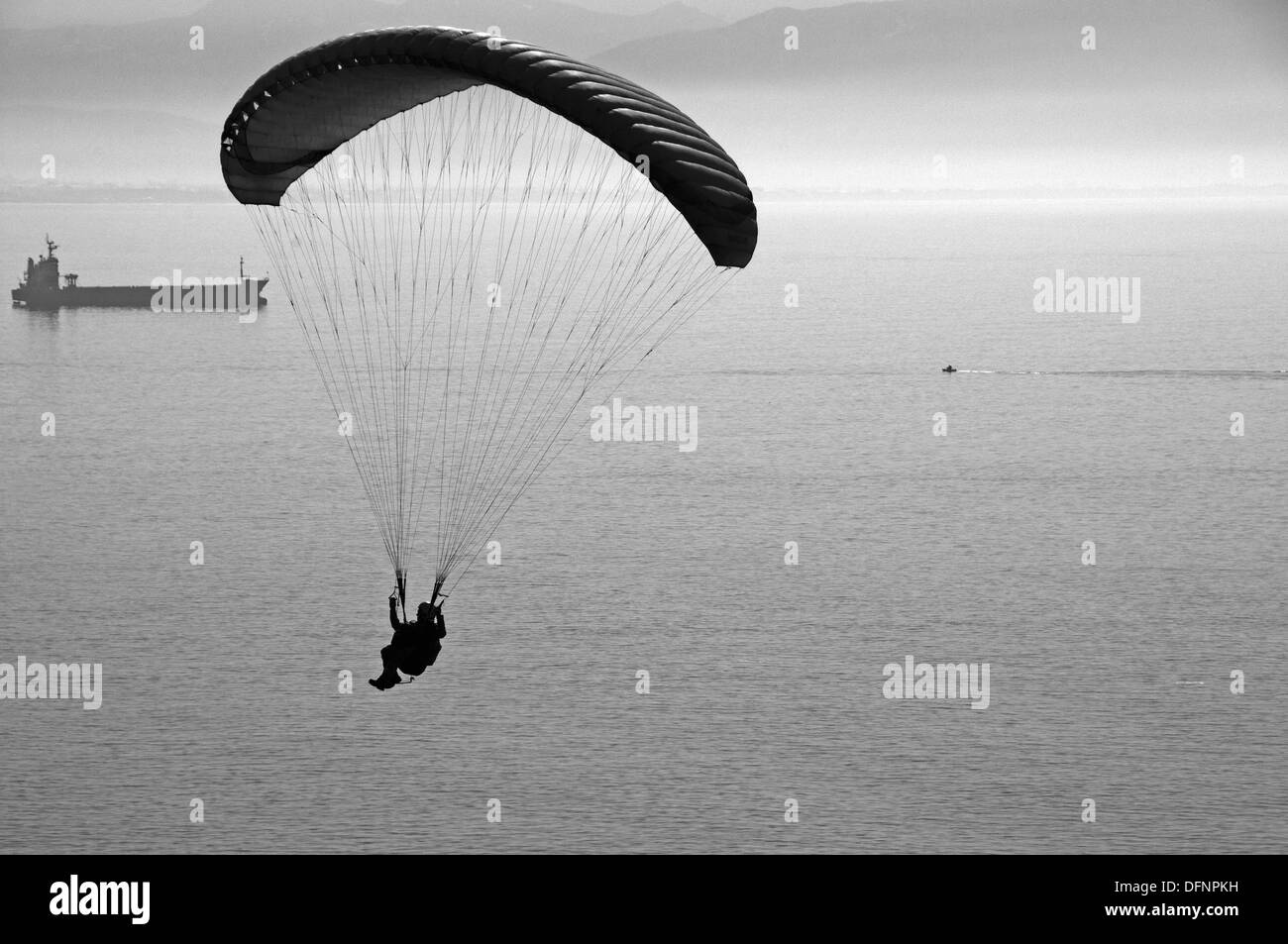 Paragliding boat Black and White Stock Photos & Images - Alamy