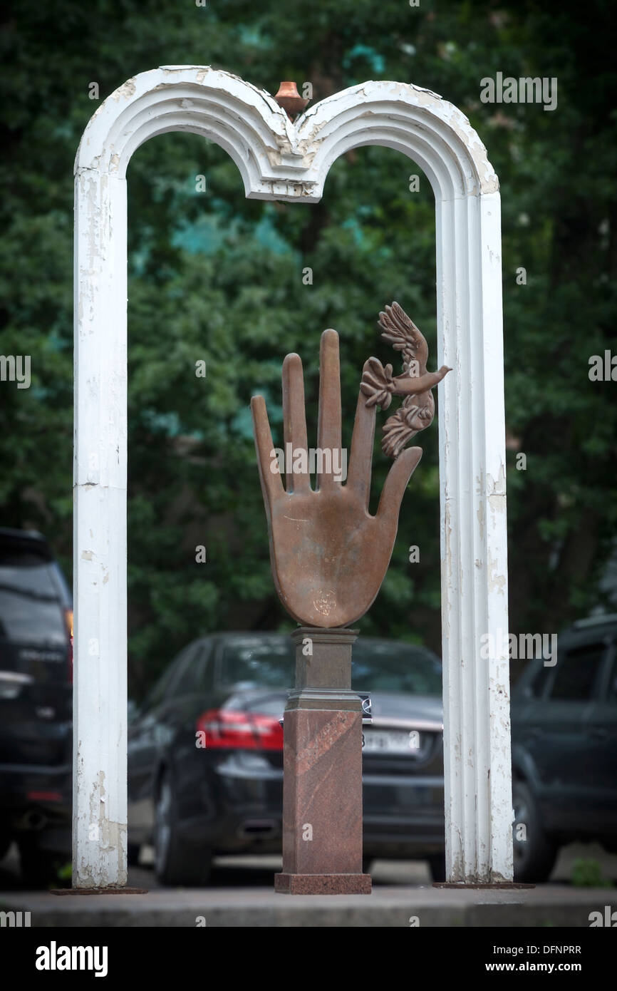 Peace symbol opposite Choral Synagogue, Outline of tablets of the 10 ...