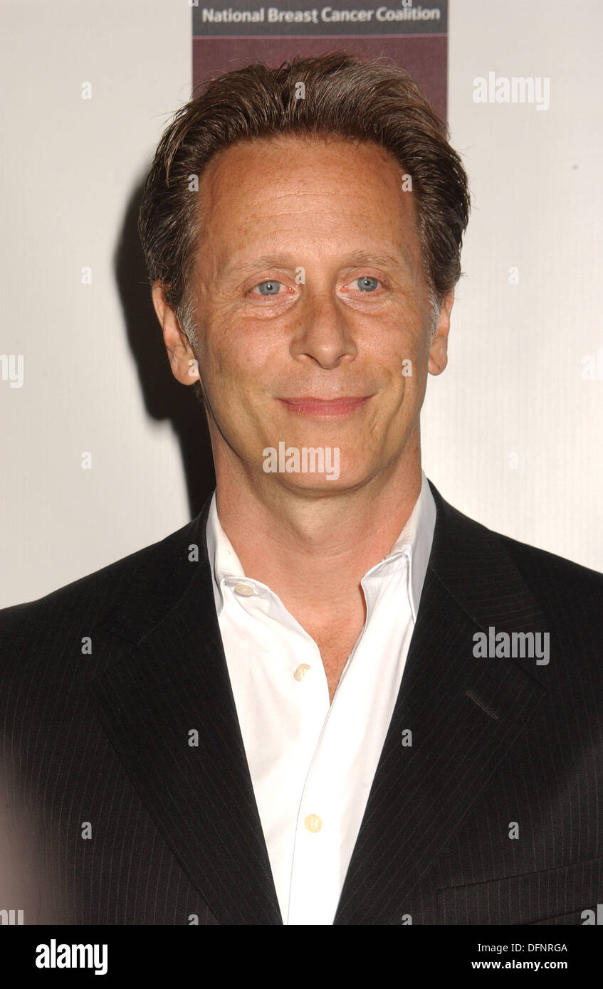 Hollywood, California, USA. 7th October 2013. Steven Weber attends the ...