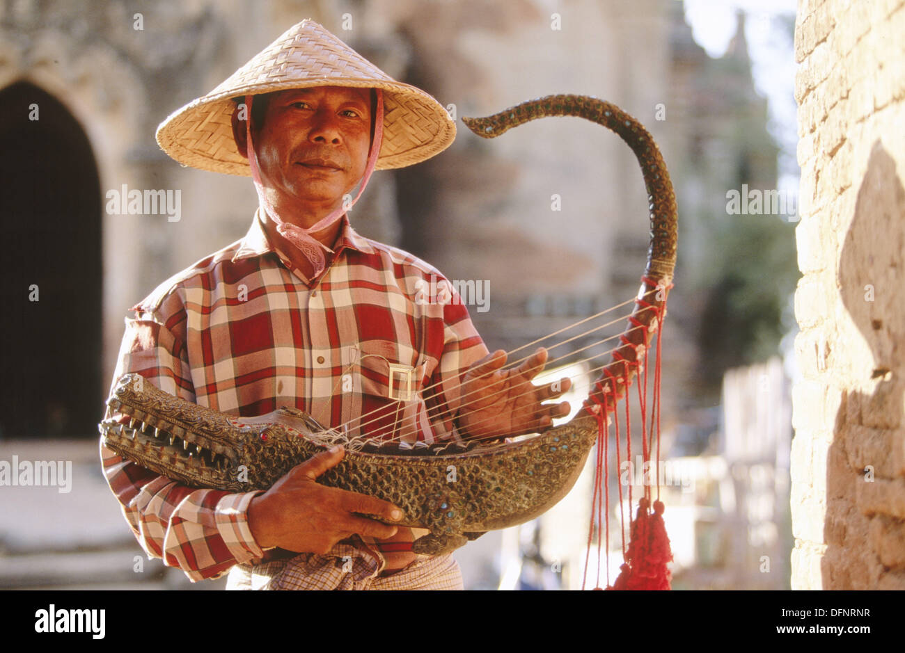 People playing harp hi-res stock photography and images - Alamy
