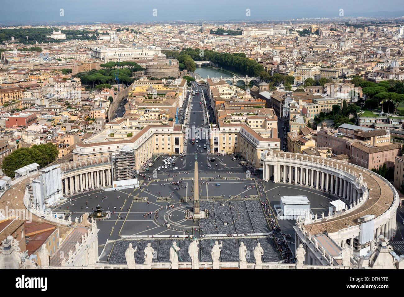 St peters square rome hi-res stock photography and images - Alamy
